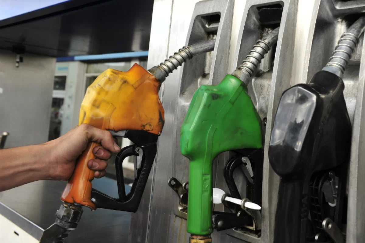 Una petrolera subió 5% la nafta y el gasoil por el conflicto en Medio Oriente: qué analizan YPF ...