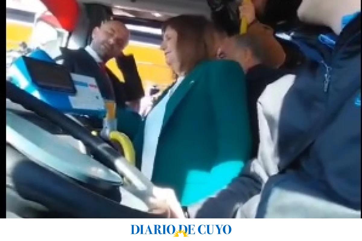 El incómodo momento de Patricia Bullrich: se tomó un colectivo, le ...