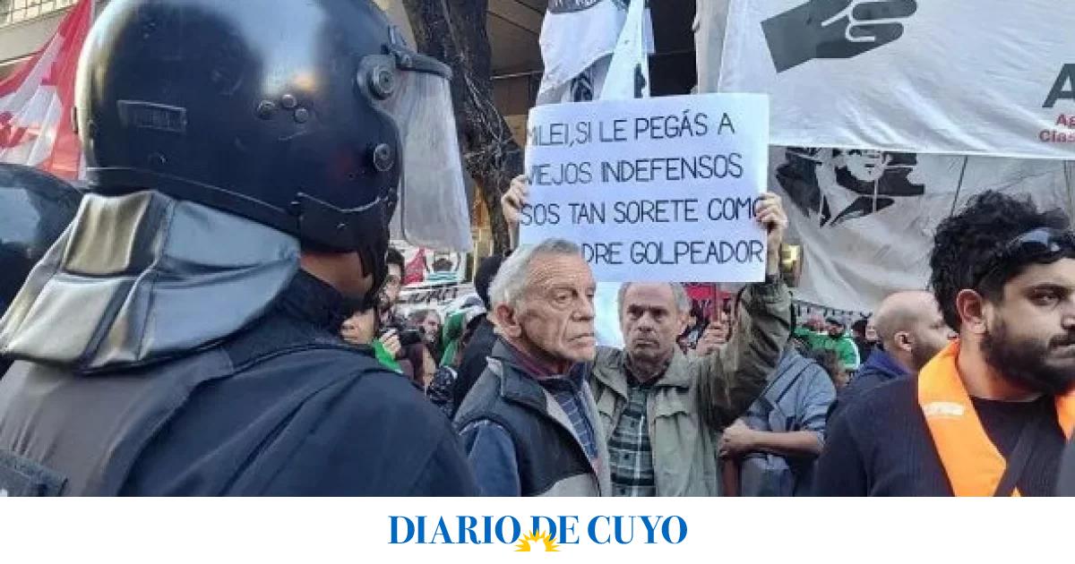 Represión en marcha de jubilados | Diario de Cuyo