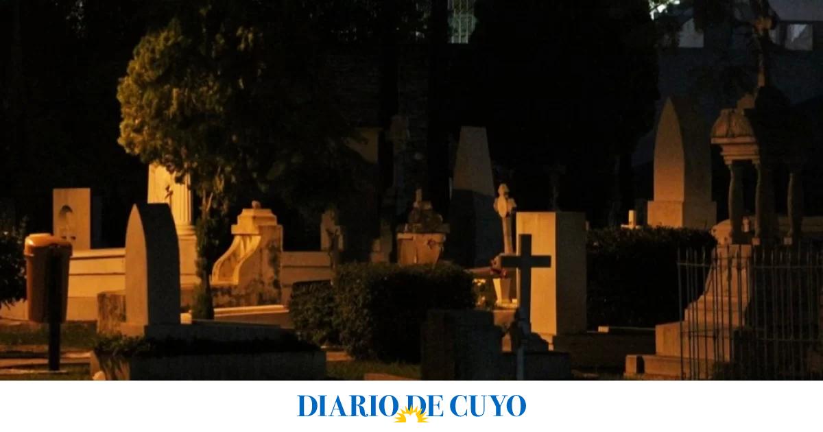 [VIDEO] Un espíritu apareció en un cementerio y varios casi se mueren ...