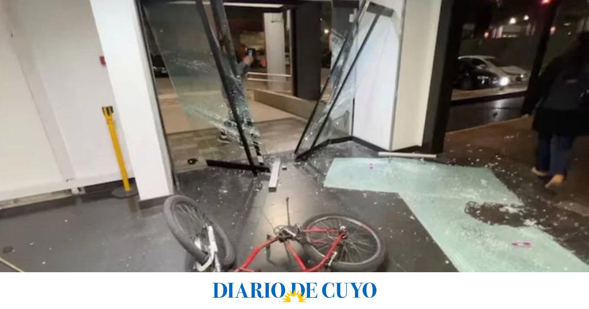 Tras la condena a CFK, militantes kichneristas destrozaron el edificio ...