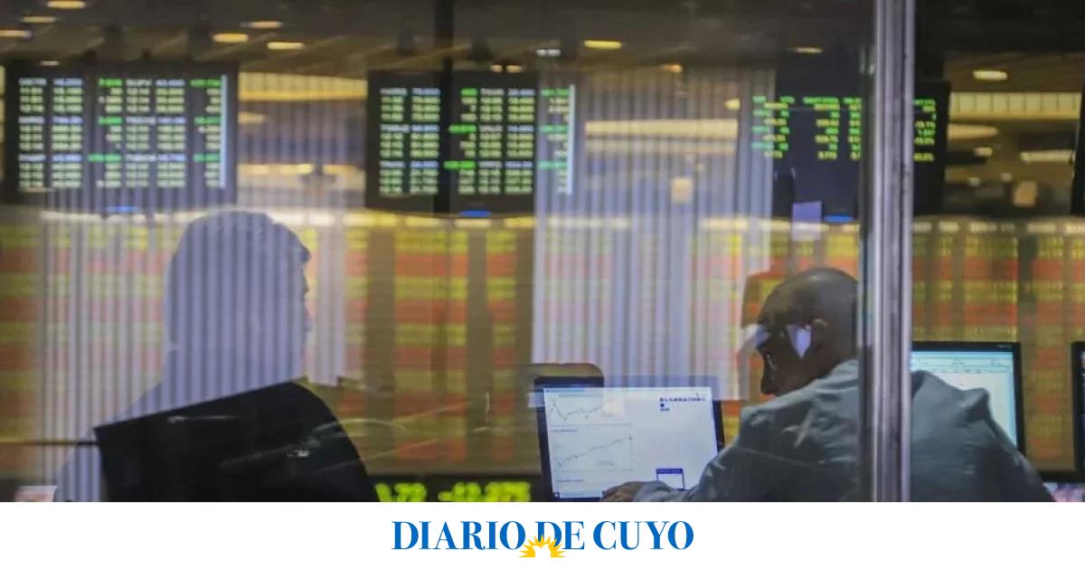 El riesgo país se acerca a 1.100 puntos y las acciones y bonos argentinos caen en Wall Street ...