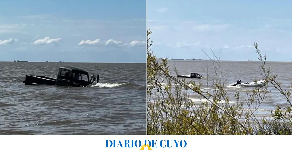 [VIDEO] Se metieron con su camioneta al Río de la Plata, el agua la ...